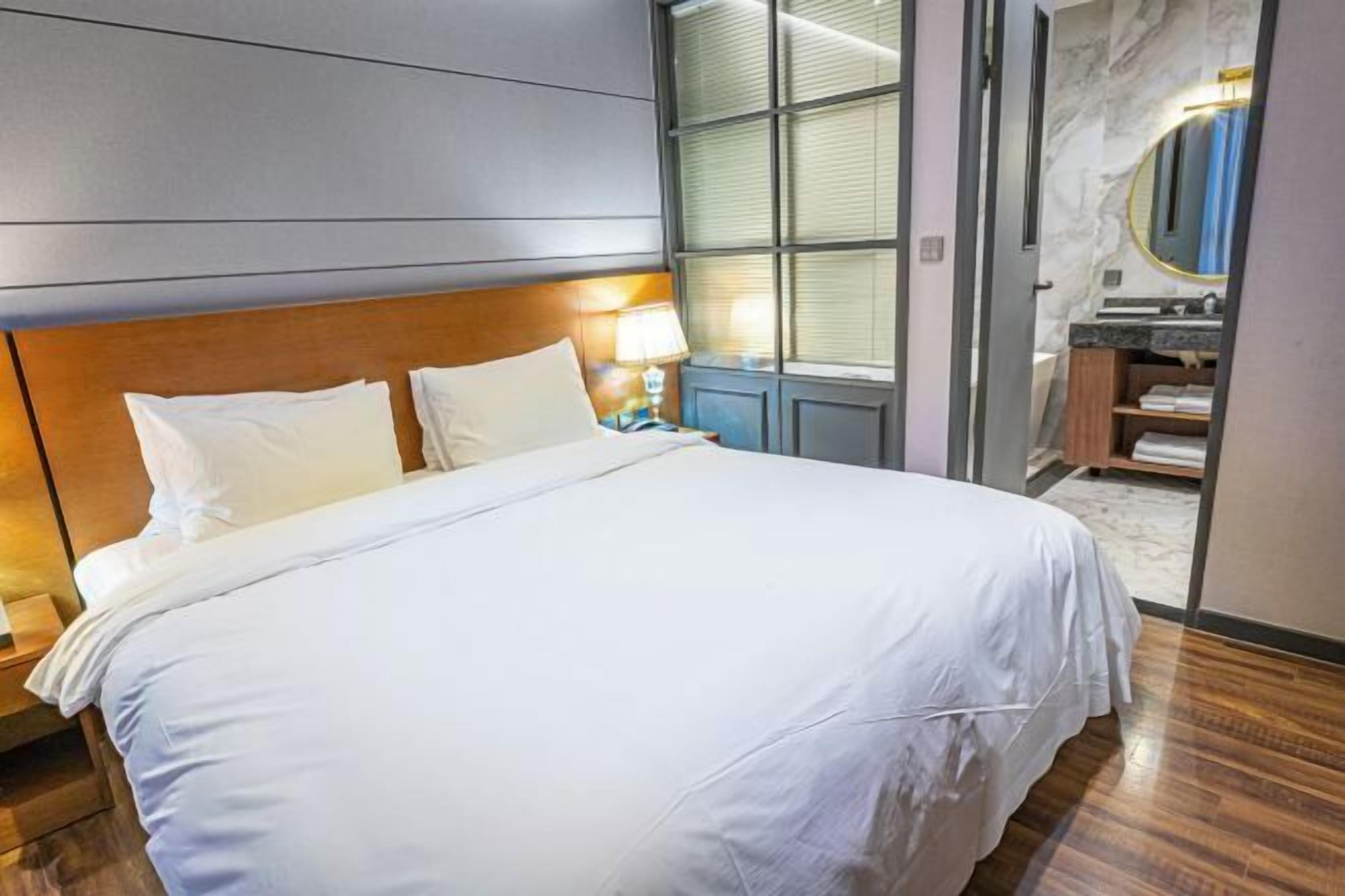 1 quarto, frigobar, cofres nos quartos, escrivaninha