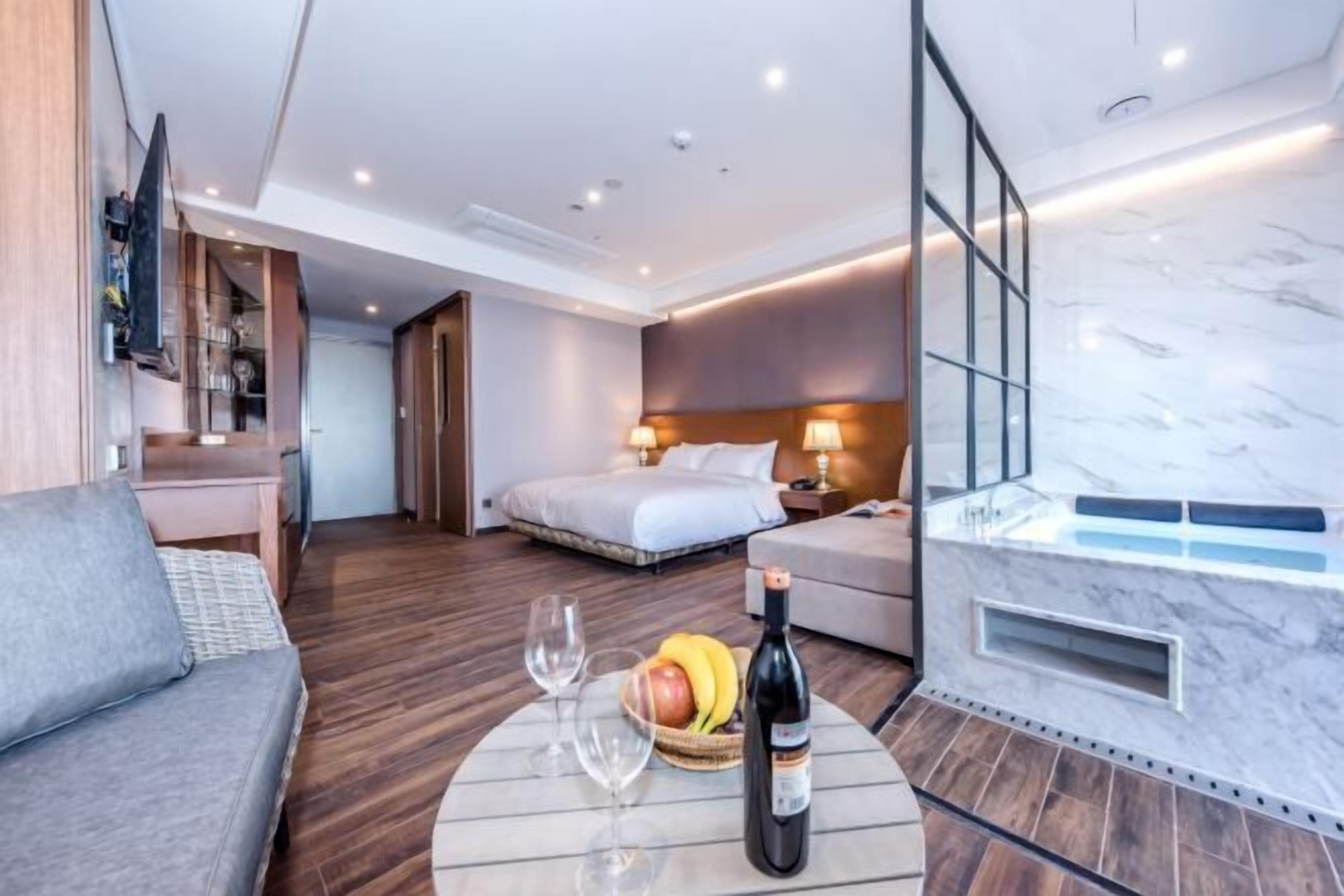 1 quarto, frigobar, cofres nos quartos, escrivaninha