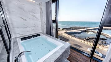 Suite Ocean (Free use of Infinity Pool included) | Casa de banho | Um polibã e uma banheira separados, uma banheira de hidromassagem