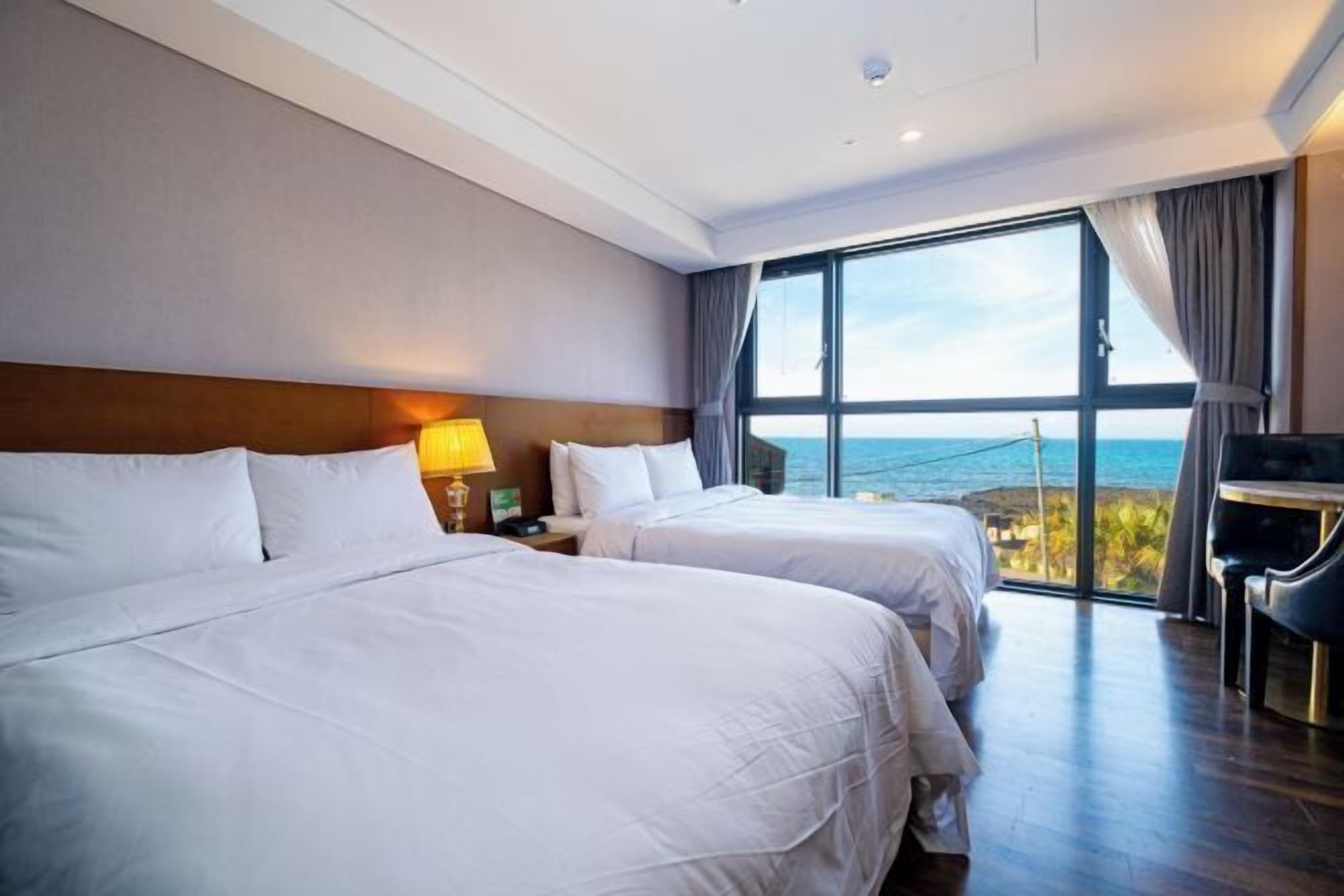 1 quarto, frigobar, cofres nos quartos, escrivaninha