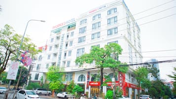 Fachada da propriedade à noite