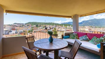 Apartamento básico, 2 quartos, vista para a cidade, na torre | Terraço/pátio