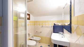 Apartamento básico, 2 quartos, vista para a cidade, na torre | Banheiro | Chuveiro, produtos de toalete grátis, secador de cabelo, bidê