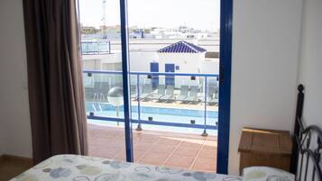 Apartamento, 2 quartos, vista para a piscina (3 personas) | 1 quarto, escrivaninha, Wi-Fi de cortesia, roupa de cama