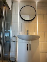 Quarto Duplo, vista para o mar | Casa de banho | Um polibã, toalhas fornecidas 