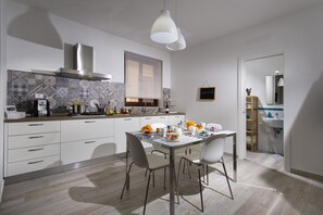 Apartamento, 3 quartos | Kitchenette privada | Um frigorífico/congelador grande, um micro-ondas, um forno 