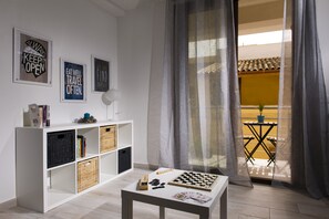 Apartamento, 3 quartos | Sala de estar | TV de ecrã plano 