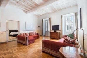 Apartamento, várias camas, Vista para a cidade (Farnese Stylish Apartment) | Sala de estar | Televisor 