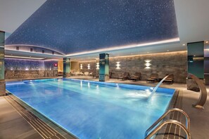 Piscina interior, da(s) 7:00 à(s) 22:00, espreguiçadeiras 