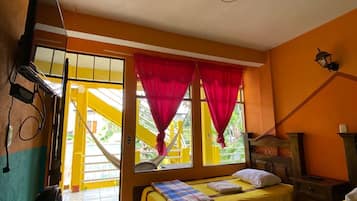 Quarto casal básico, banheiro privativo | Escrivaninha, Wi-Fi de cortesia, roupa de cama