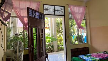 Quarto Duplo | Secretária, Wi-fi grátis, roupa de cama fornecida