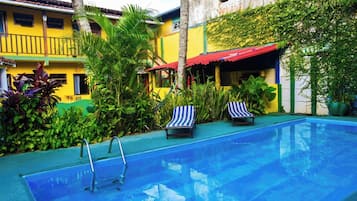Piscina exterior, da(s) 10:00 à(s) 20:00, espreguiçadeiras