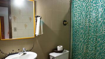 Quarto Duplo ou Twin, 1 quarto | Casa de banho | Um polibã, um secador de cabelo (mediante pedido), toalhas fornecidas