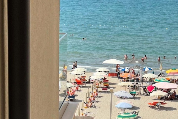 Quarto triplo clássico, vista parcial para o mar | Frigobar, escrivaninha, quartos à prova de som, berços grátis