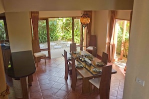 Symphony Pool Villa (4-Bedroom) | Refeições no quarto