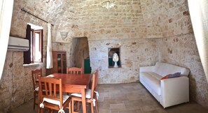Apartamento, 1 quarto | Sala de estar | Televisor