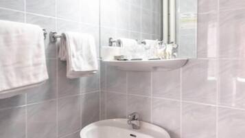Quarto Triplo Clássico | Casa de banho | Artigos de higiene pessoal grátis, toalhas fornecidas