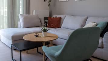 Penthouse de Luxo, 4 quartos, banheira de hidromassagem grande, Vista para a cidade | Sala | TV de ecrã plano, Netflix
