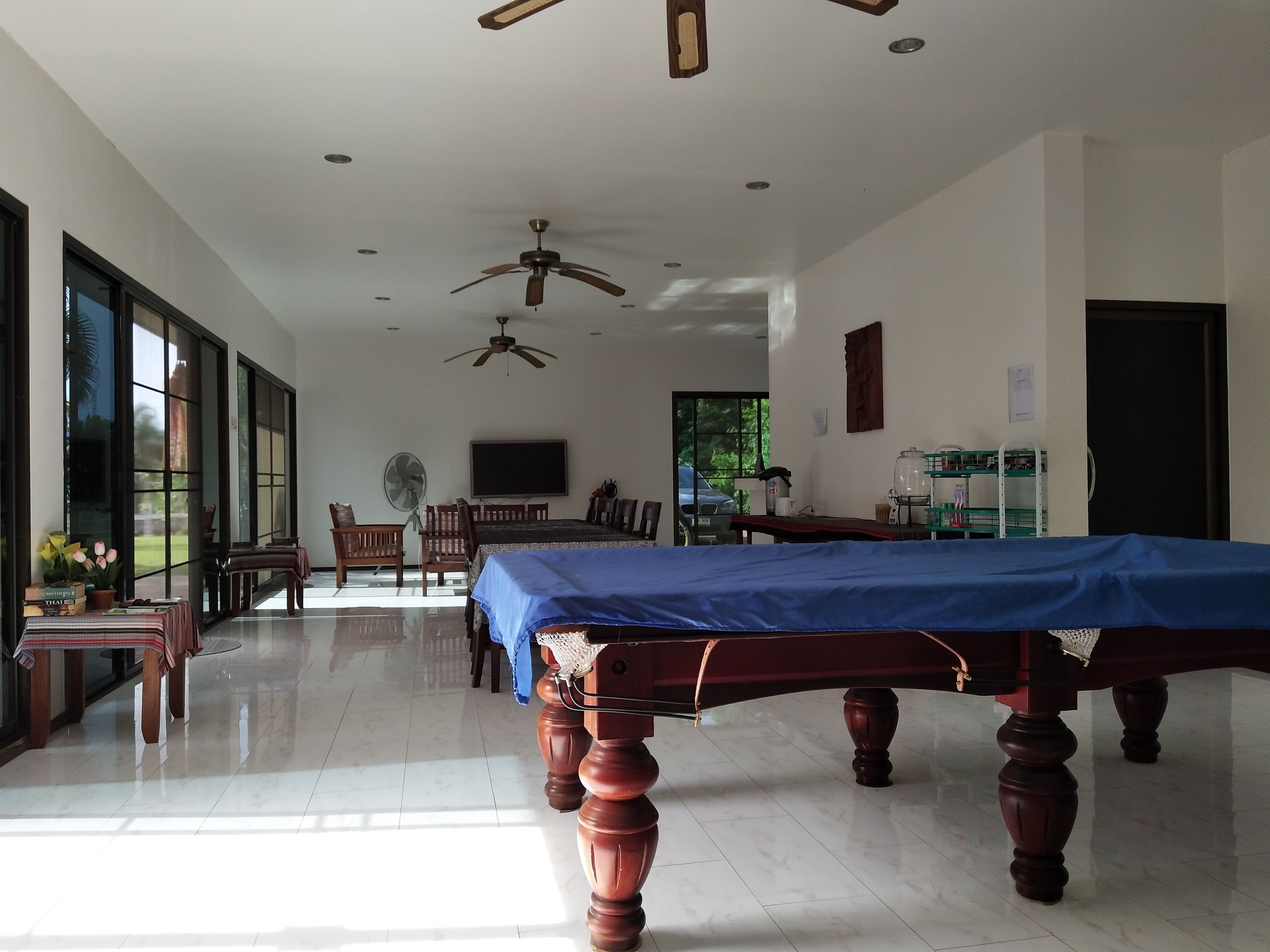Um quarto amplo com uma cama grande, uma mesa de jantar e uma televisão.