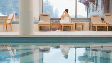 Piscina interna, espreguiçadeiras