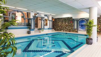 Piscina interior, espreguiçadeiras