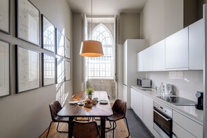 Apartamento, 2 quartos | Cozinha privada | Um frigorífico, um micro-ondas, um forno, uma placa de cozinha 