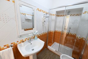 Quarto casal (Gialla) | Banheiro | Chuveiro, produtos de toalete grátis, secador de cabelo, bidê