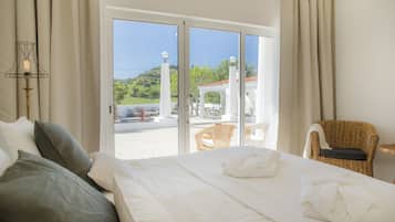 Queen Room With Pool View | Minibar, cofre no quarto, com decoração personalizada