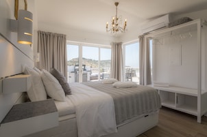 Suite With Private Small Pool | Minibar, cofre no quarto, com decoração personalizada