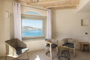 Suite Superior, vista para o mar | Sala | TV de ecrã plano 