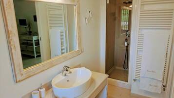 Quarto casal, vista para o jardim | Banheiro | Chuveiro, produtos de toalete grátis, secador de cabelo, chinelos