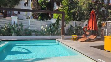 Piscina externa sazonal, guarda-sóis, espreguiçadeiras
