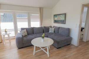 Apartamento, 2 quartos | Sala de estar | TV de ecrã plano 