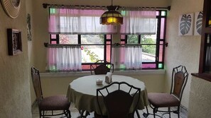 Pequeno-almoço nos dias úteis (7 USD por pessoa) 