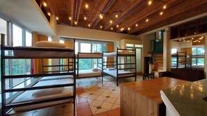 Quarto Familiar, várias camas, não fumadores | Ferro/tábua de engomar, Wi-fi grátis, roupa de cama fornecida 