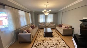 Apartamento Elite, 3 quartos | 1 quarto, roupa de alta qualidade, secretária, ferro/tábua de engomar