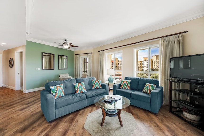 Panoramic Lake View Penthouse, Large Covered Deck, Steps To The Lake, Grocery - Henderson, NV
