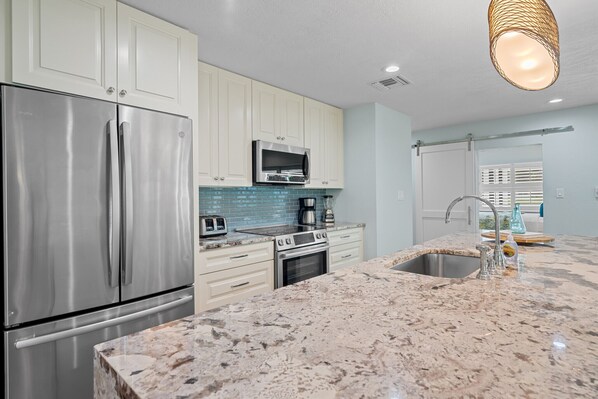 Casa, 4 quartos, piscina privativa, vista para o lago | Cozinha privada | Um frigorífico, um micro-ondas, uma placa de cozinha 