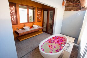 Villa Executiva, 1 quarto, piscina privativa, vista para a piscina | Casa de banho | Um polibã e uma banheira separados, uma banheira de imersão total 