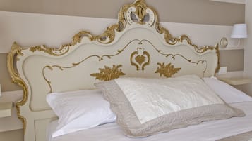 Quarto casal luxo, sacada | Camas com colchões de espuma com sistema de memória, escrivaninha