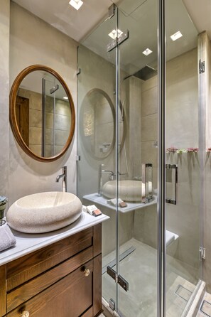 Quarto Duplo Design | Casa de banho | Um chuveiro fixo, artigos de higiene pessoal grátis 