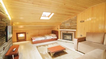 Suite Deluxe, vista para a montanha | 1 quarto, secretária, quartos insonorizados, ferro/tábua de engomar