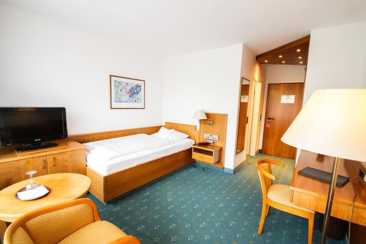 Quarto solteiro luxo, sacada | Roupas de cama premium, cofres nos quartos, escrivaninha