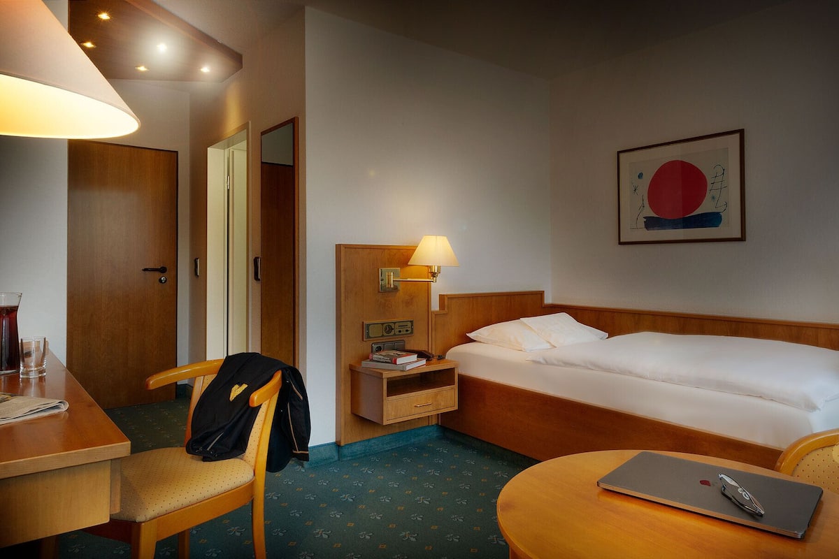 Quarto solteiro conforto, sacada | Roupas de cama premium, cofres nos quartos, escrivaninha