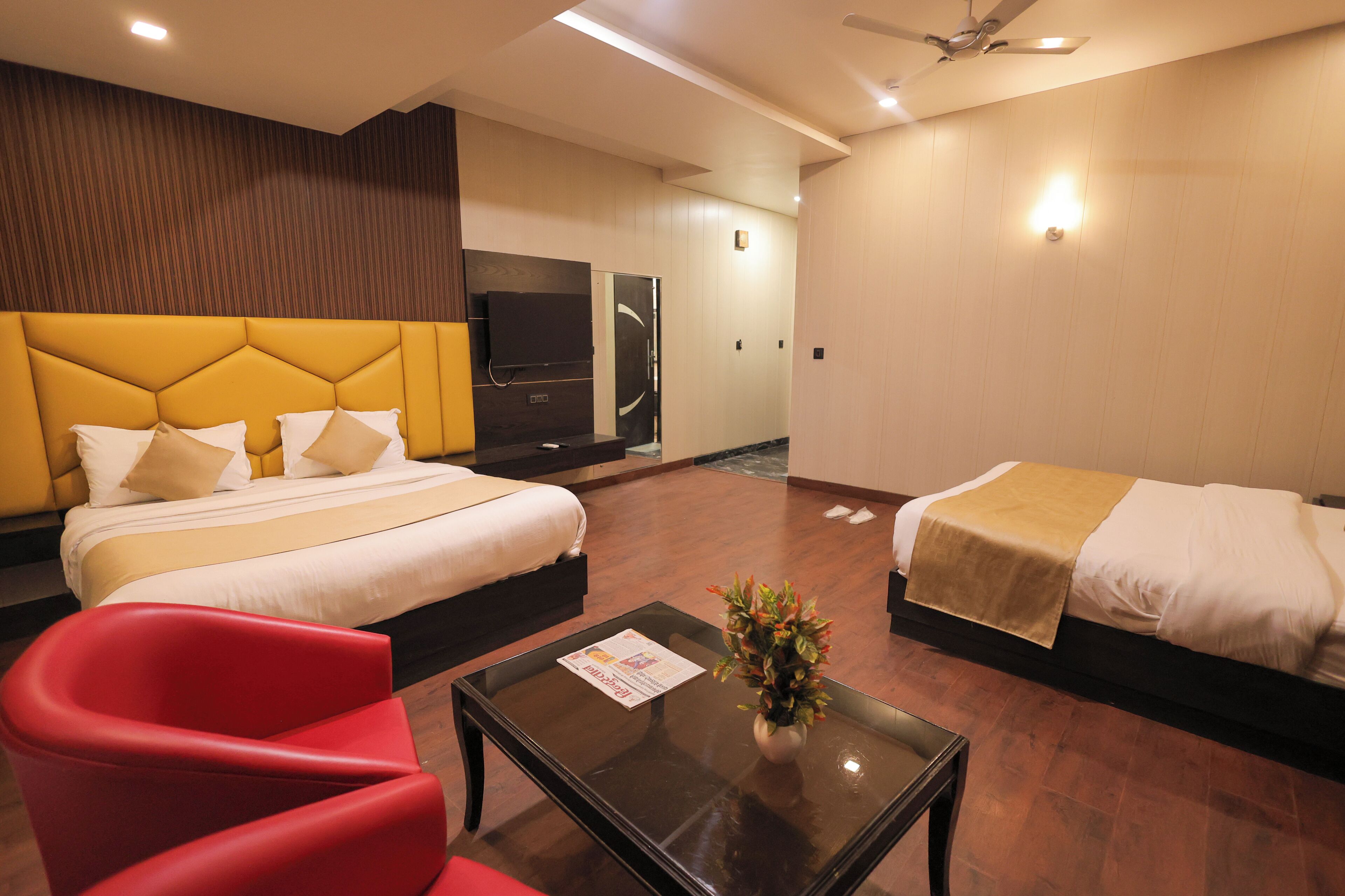 Quarto Quádruplo Deluxe, várias camas | Cofre no quarto, secretária, camas desdobráveis, Wi-fi grátis 