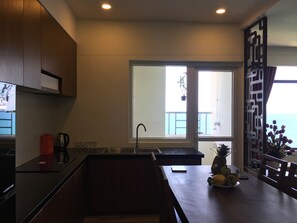 Apartamento, vista para o mar | Cozinha privada | Um frigorífico, utensílios de cozinha 