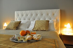 Suite Presidencial | Minibar, cofre no quarto, secretária 