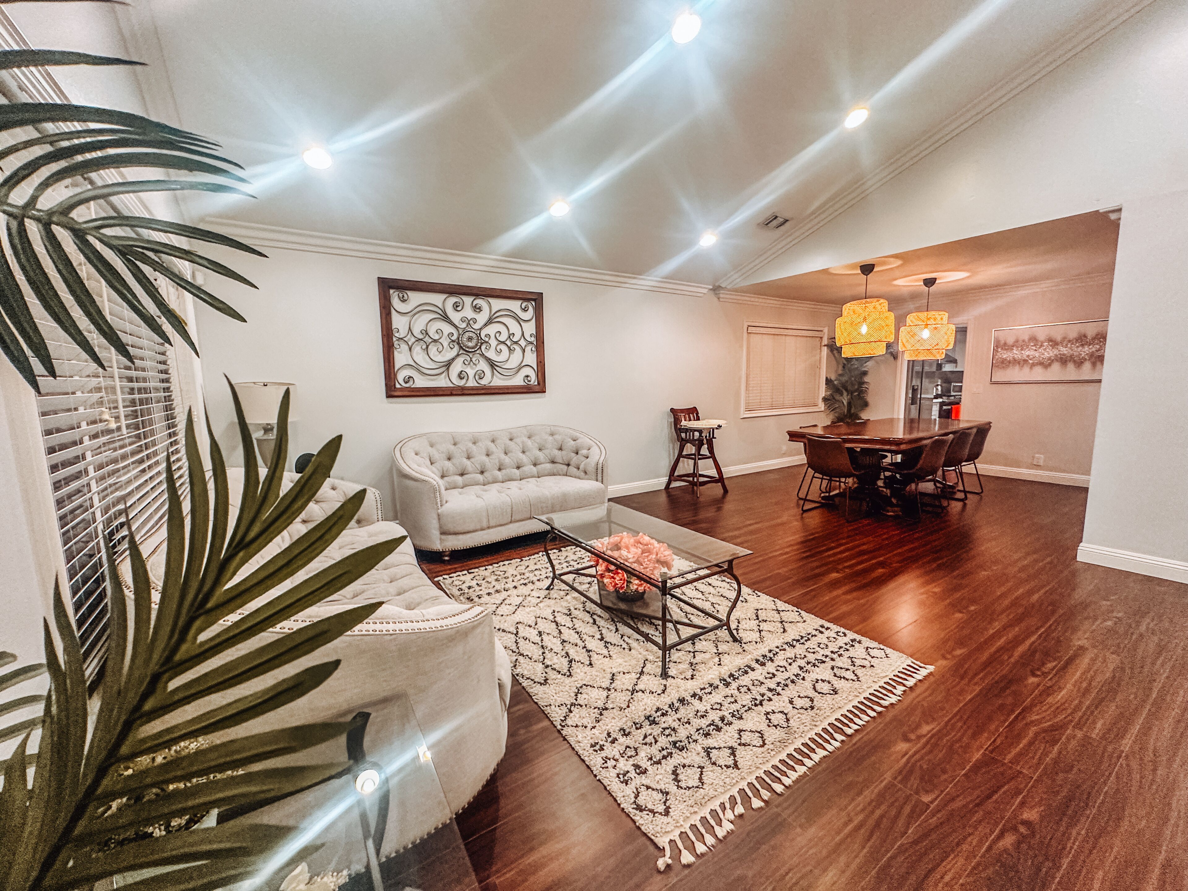 Spacious And Cozy With Private Back Yard Home 2 Miles To Disney. - Anaheim, CA