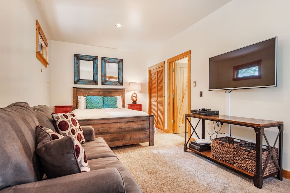 King Bed, Hot Tub, Separate Guest House, Back Lawn, Wood Fireplace - Sundance, UT