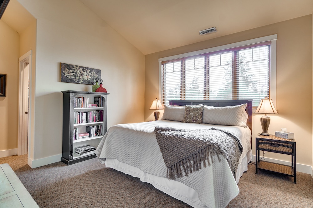Galleries 1 Block, Spacious Yet Cozy, King & Queen Beds, 1 Pet Welcome, Mt. View - Sisters, OR